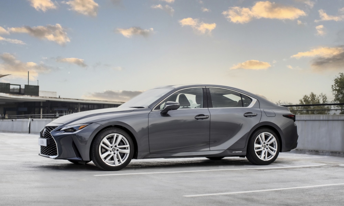 Recently Revised Lexus IS300h EX Driven [w/video] - Double Apex