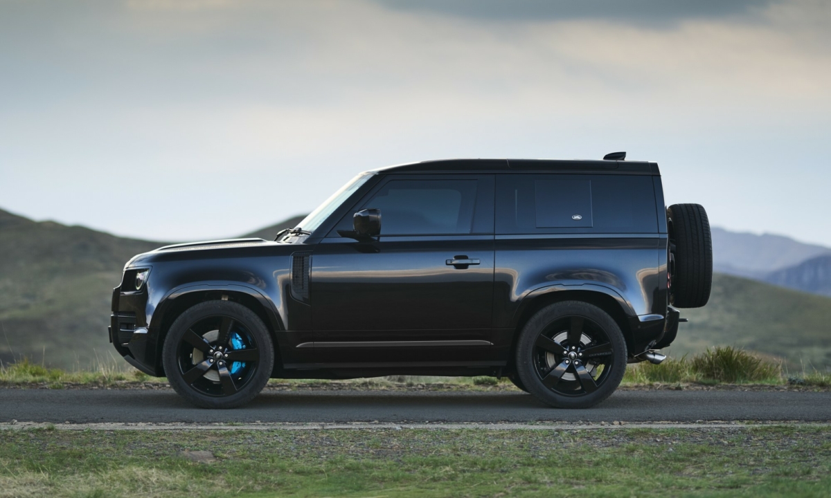 Land Rover Defender V8 Now In SA [w/video] - Double Apex