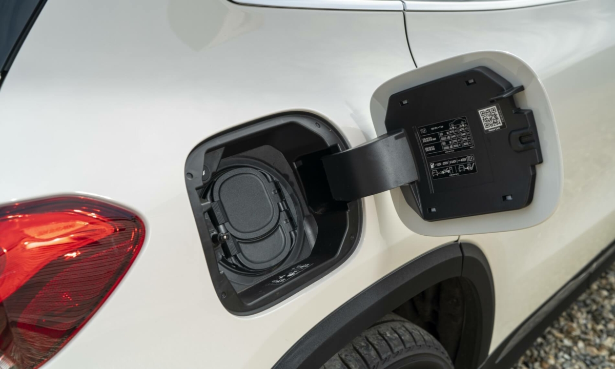 Mercedes-EQ EQA250 Driven - Double Apex