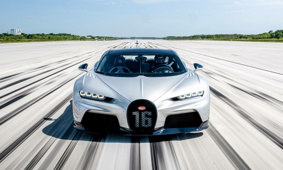 Flat Out To 400 km/h In A Bugatti Chiron [w/video] - Double Apex