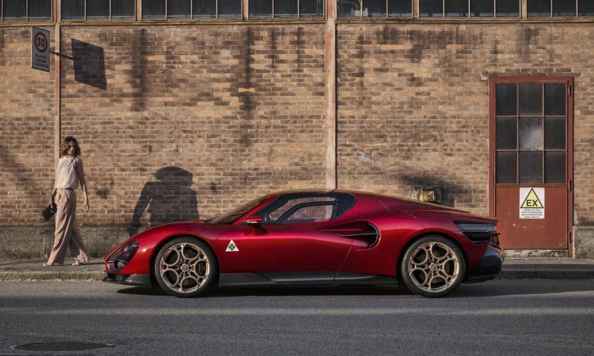 Alfa Romeo 33 Stradale Supercar Unveiled [w/video] - Double Apex
