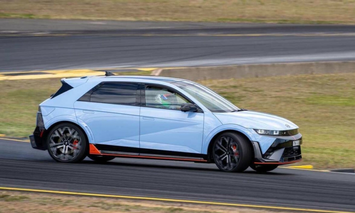 Keiichi Tsuchiya Drifts Hyundai Ioniq 5N [video] - Double Apex