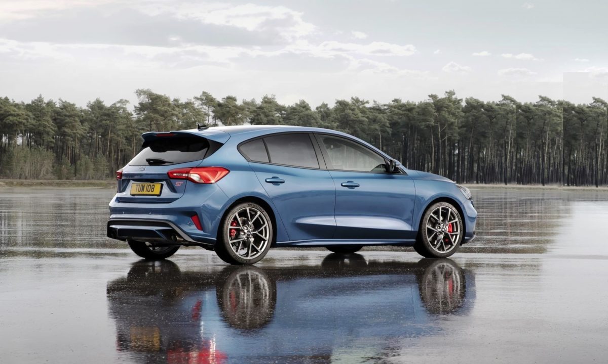 Ford Focus ST debuted earlier today, boasting a 2,3-litre 206 kW engine