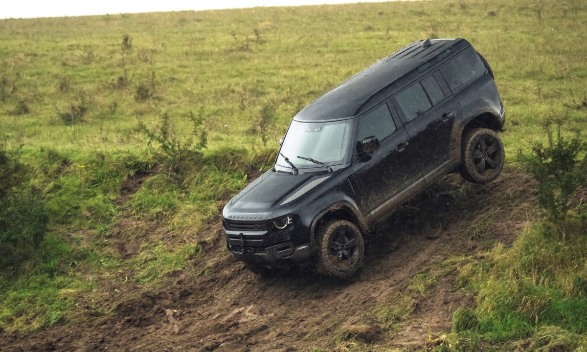 Land Rover Defender advert goes behind-the-scenes of new Bond movie