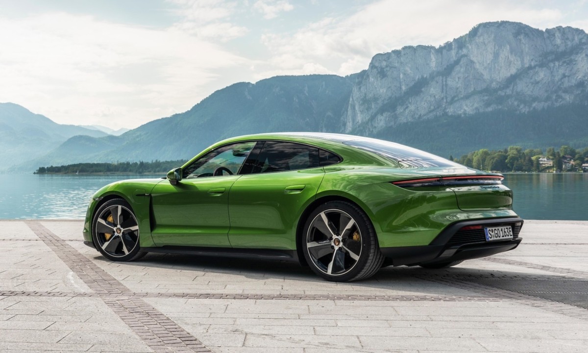 Porsche drag race between a 911 Turbo S and Taycan Turbo S